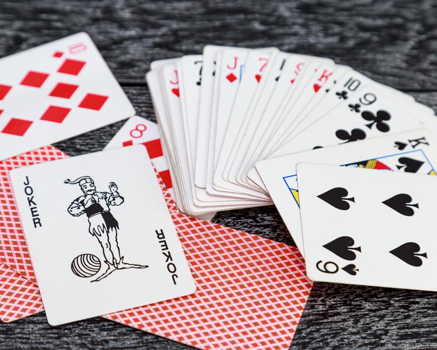 Canasta: En komplett guide till regler och strategier för spelet